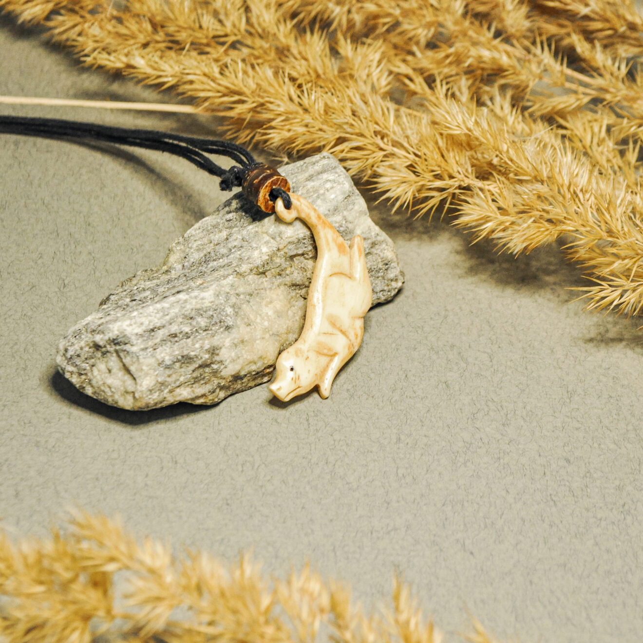 Vėrinys su kaulo pakabuku - Mažoji Indija